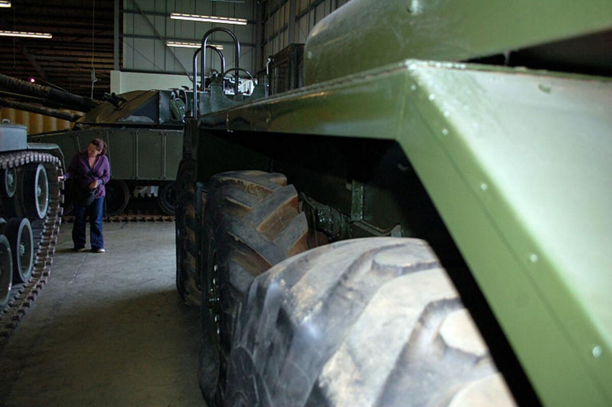 TV1000 Rhino - Walk Around - NET-MAQUETTES